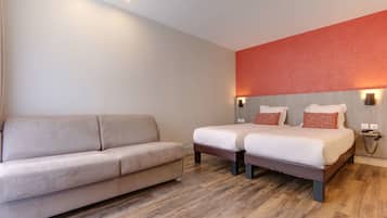 Cofres nos quartos, escrivaninha, cortinas blackout