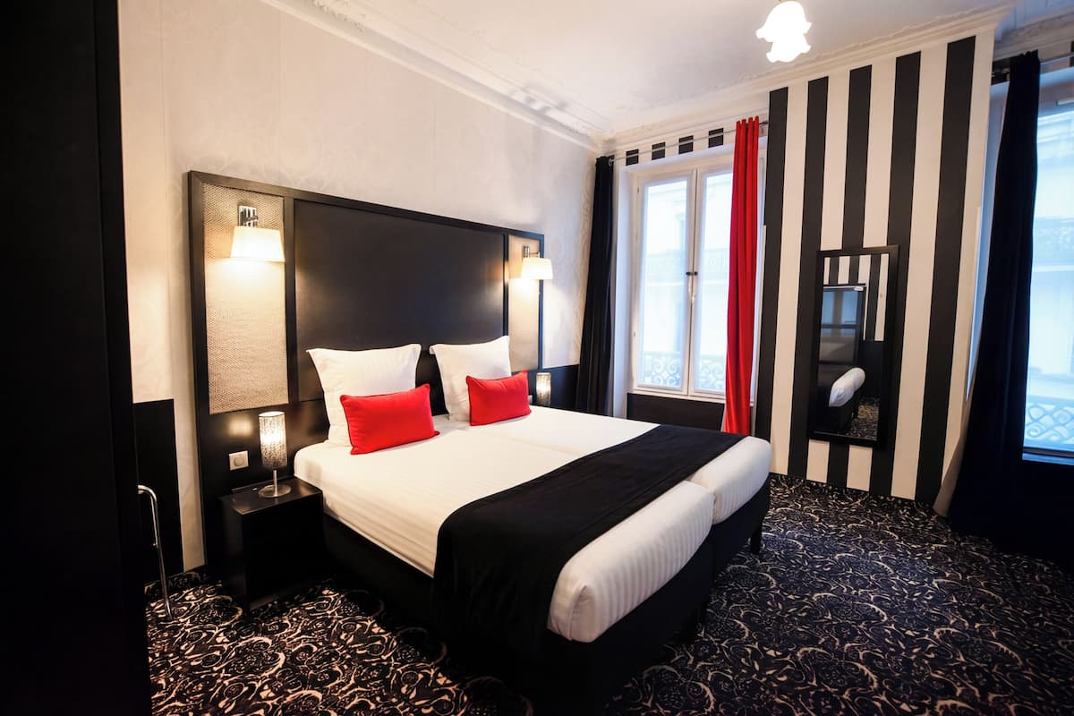 Quarto superior | Roupas de cama premium, cofres nos quartos, escrivaninha