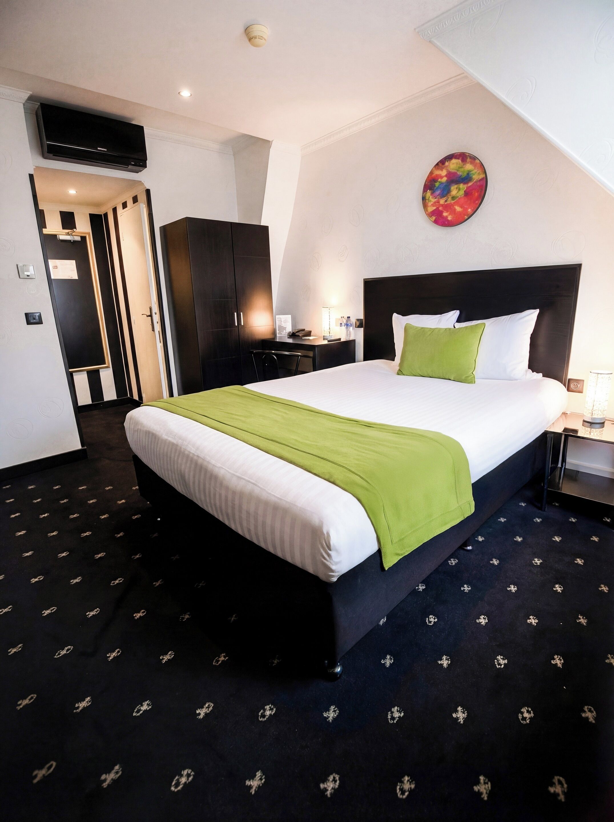 Quarto solteiro | Roupas de cama premium, cofres nos quartos, escrivaninha