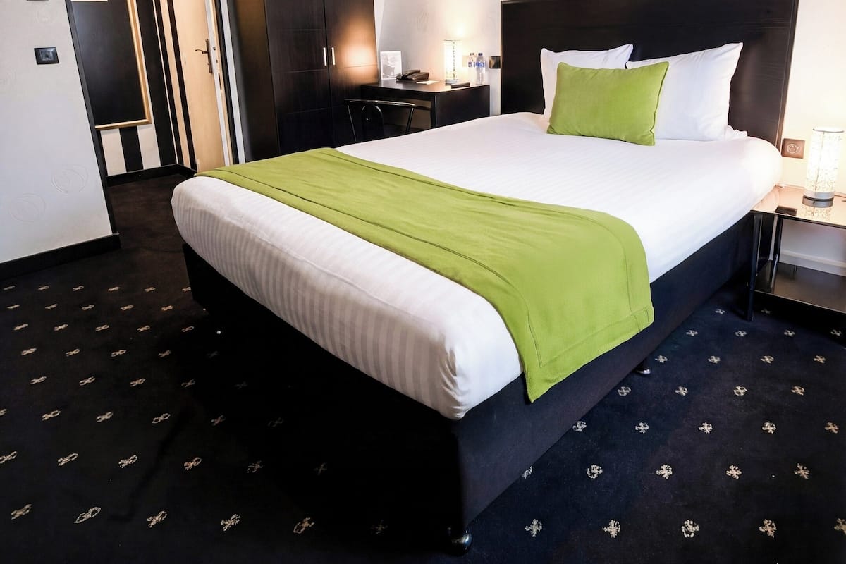 Quarto solteiro | Roupas de cama premium, cofres nos quartos, escrivaninha