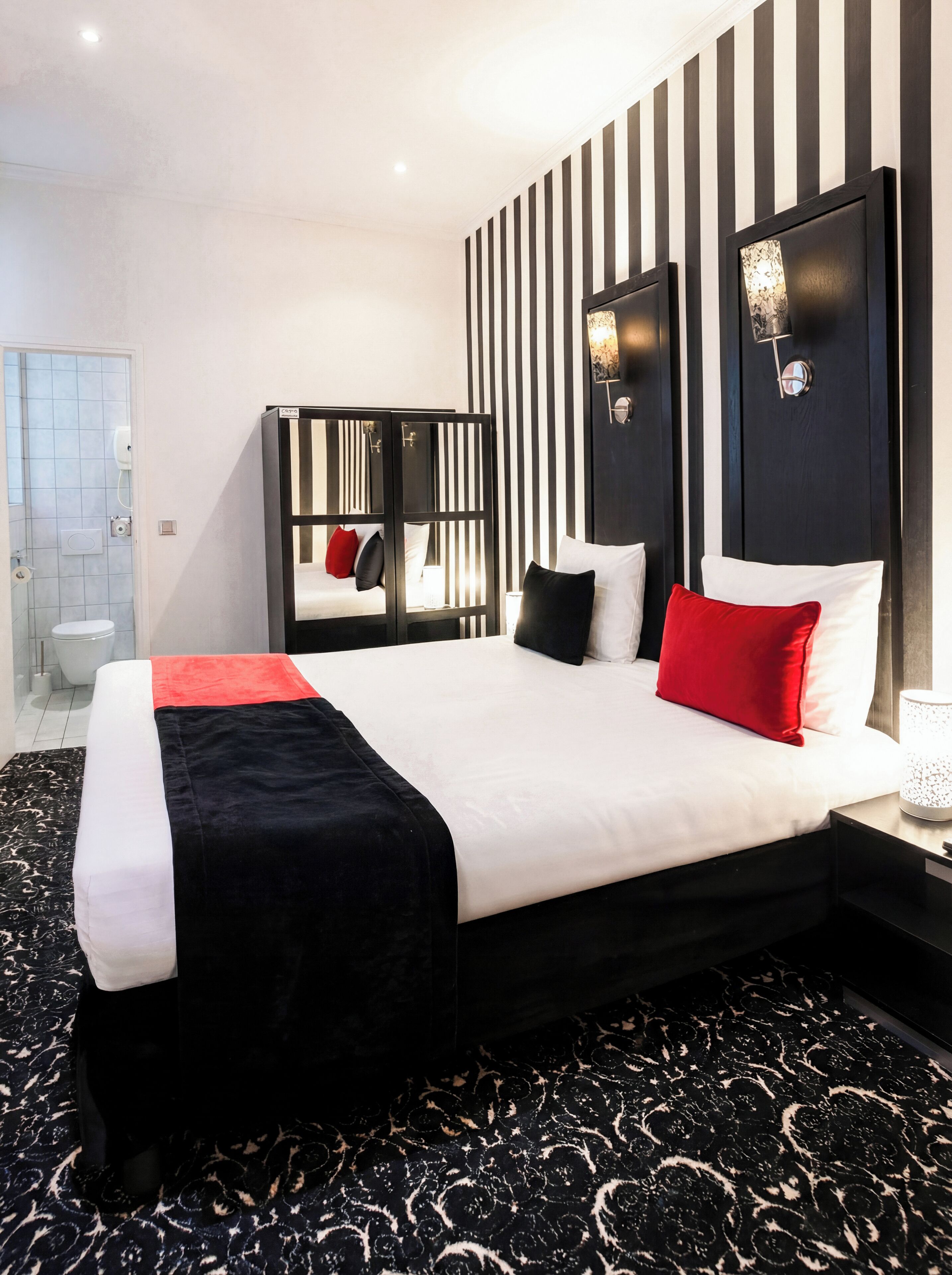 Quarto triplo | Roupas de cama premium, cofres nos quartos, escrivaninha