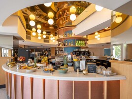Pequeno-almoço tipo buffet diário mediante uma taxa