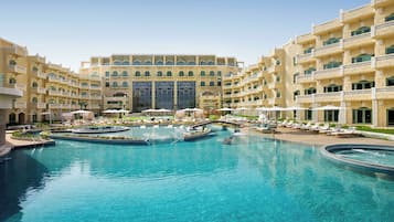 Piscina exterior, nadadores-salvadores no local