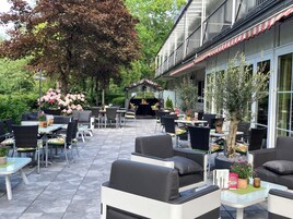 Terraço com espreguiçadeiras