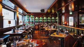 2 restaurantes, local e internacional