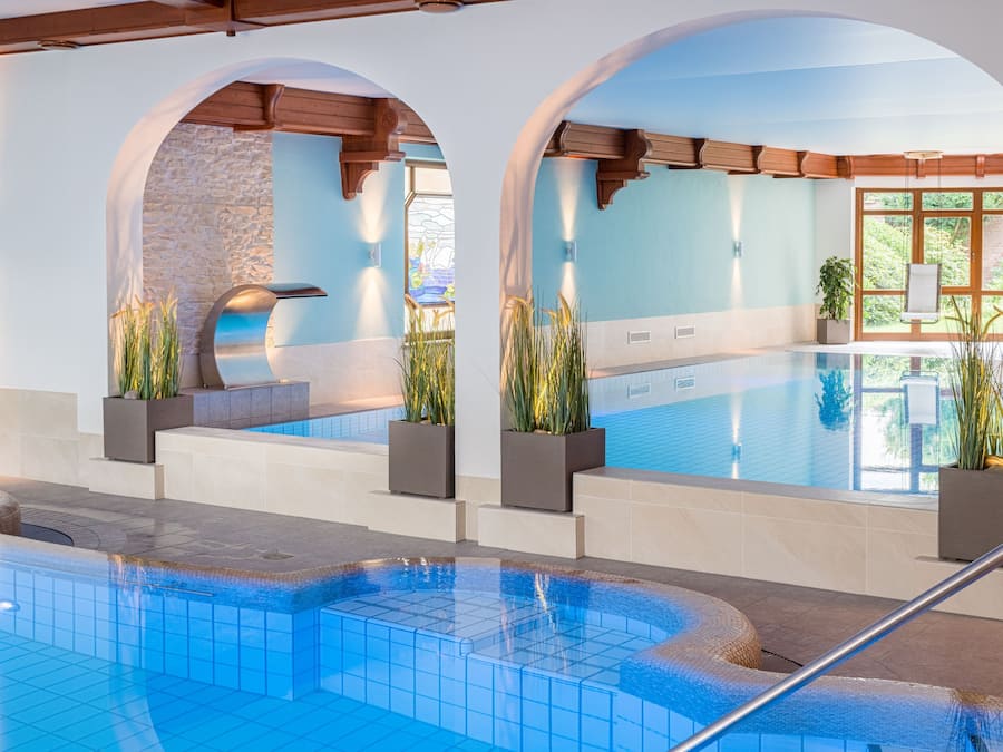 2 piscinas interiores, da(s) 7:00 à(s) 22:30, espreguiçadeiras