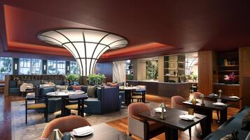 Um restaurante moderno com luminária central, disposição de assentos e vista para o exterior.