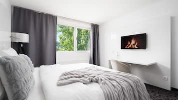 Cofres nos quartos, individualmente mobiliados, escrivaninha
