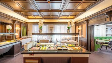Café da manhã com buffet diário (EUR 17 por pessoa)