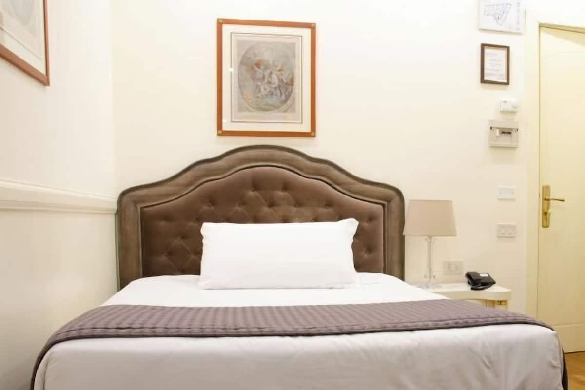 Minibar, cofre no quarto, secretária, quartos insonorizados
