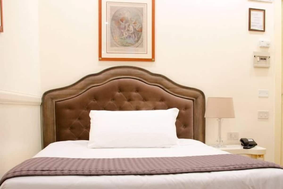 Minibar, cofre no quarto, secretária, quartos insonorizados