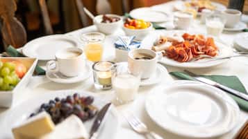 Café da manhã com buffet todos os dias mediante uma taxa