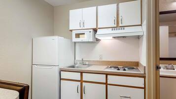 Estúdio, 1 cama queen-size, não fumadores | Cozinha privada | Um frigorífico, um micro-ondas, uma placa de cozinha