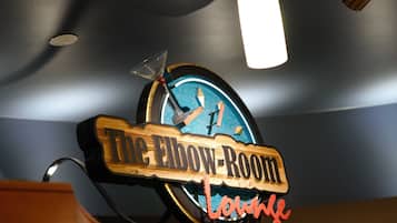 Um letreiro fixado na parede com o texto 'The Throw Room' e 'lovely' numa fonte estilizada, indicando o nome de um espaço ou sala.