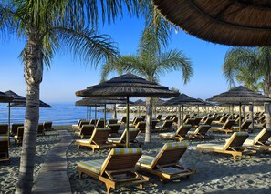 Na praia, toldos de praia gratuitos, espreguiçadeiras 