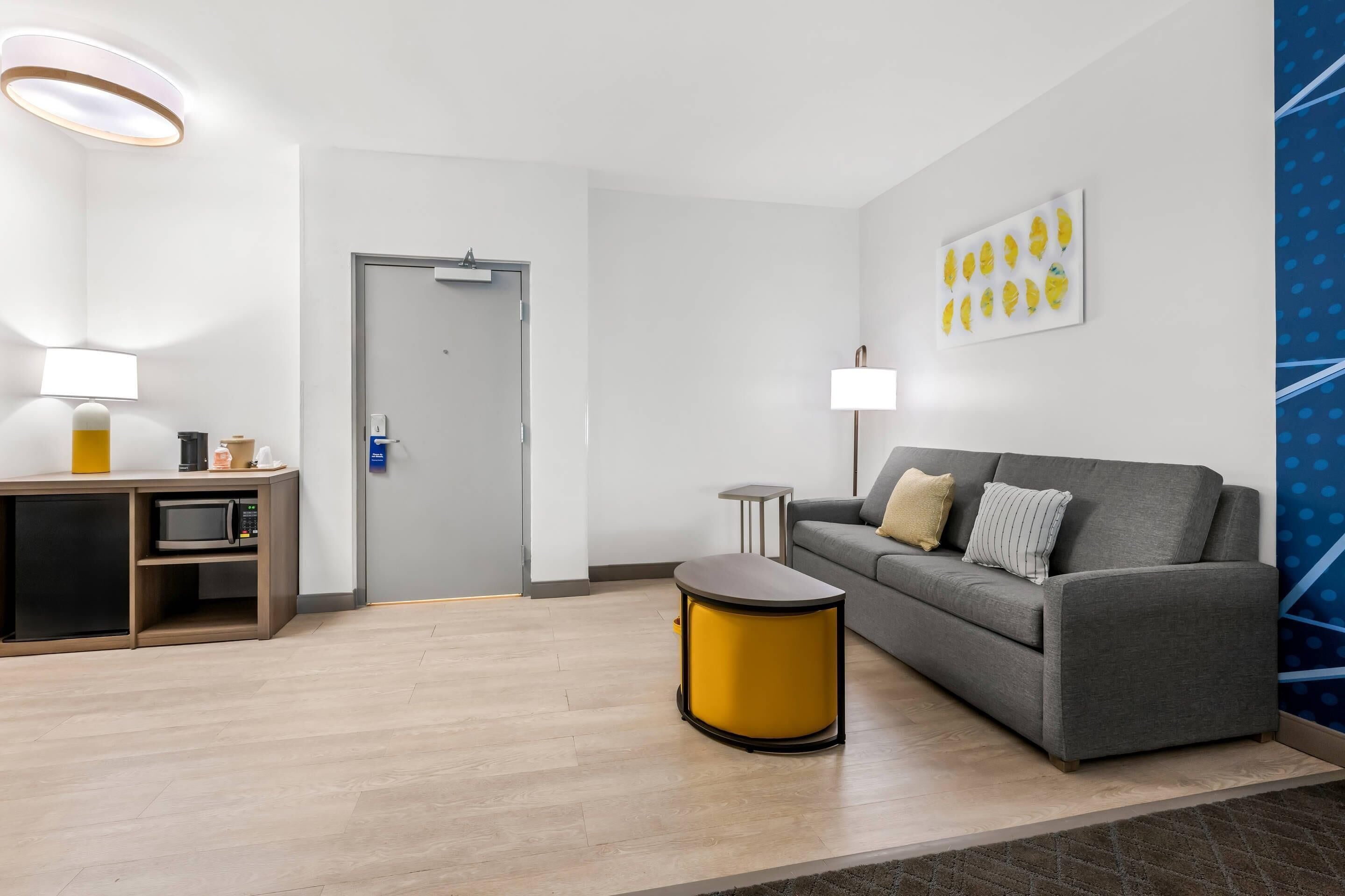 Suite, não fumadores (2 Queen Beds, Upgrade) | Cofre no quarto, secretária 