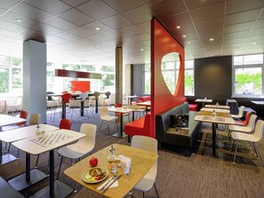 Café da manhã com buffet todos os dias (EUR 18 por pessoa) 