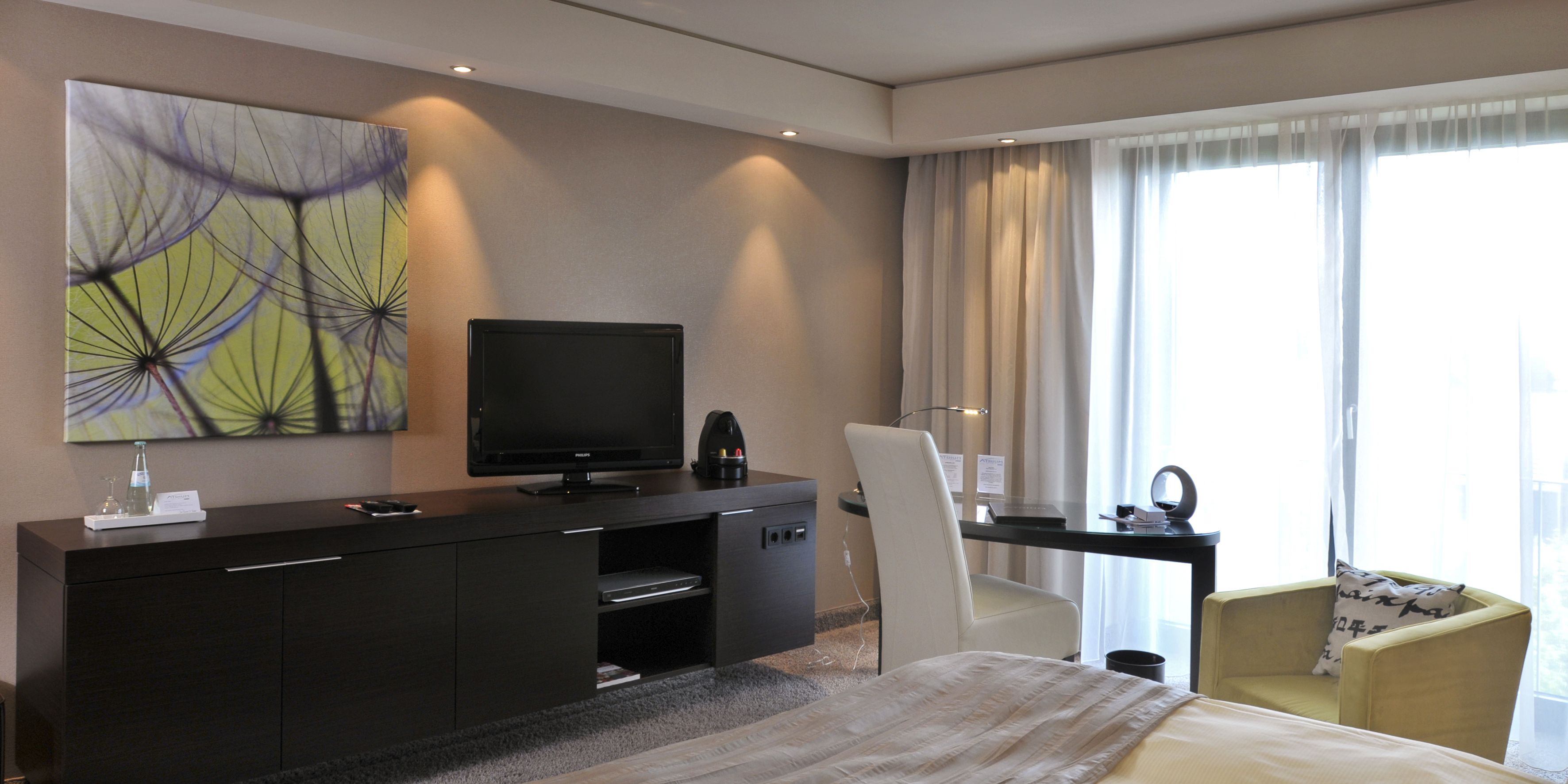 Roupas de cama premium, cofres nos quartos, escrivaninha