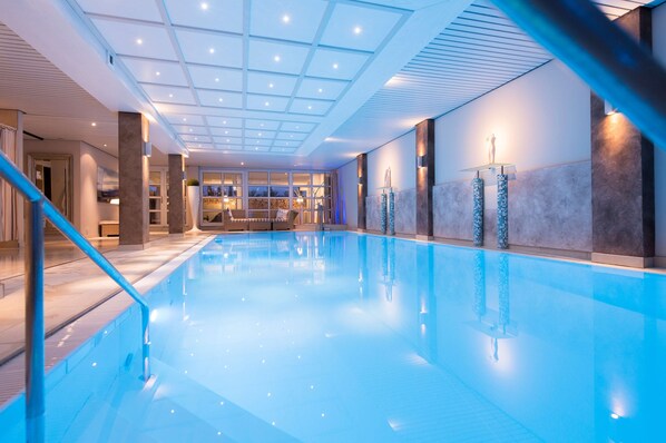 Piscina interior, espreguiçadeiras 