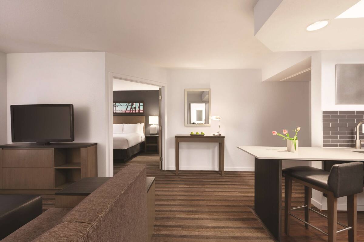 Camas com colchões pillow-top, cofres nos quartos, escrivaninha