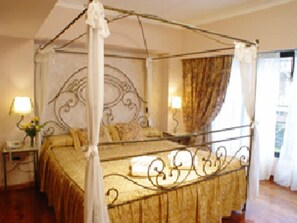 Suíte superluxo, banheira de hidromassagem | Cofres nos quartos, individualmente decorados, cortinas blackout