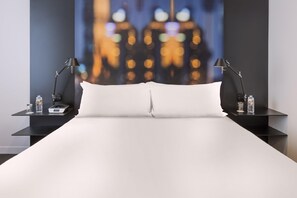 Quarto Deluxe, 1 cama king-size, no canto | Minibar, cofre com capacidade para portátil, secretária 