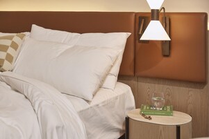Frigobar, cofres nos quartos, escrivaninha