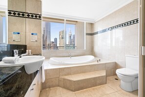 Penthouse Deluxe | Casa de banho | Um polibã, artigos de higiene pessoal grátis, um secador de cabelo 