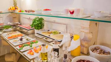 Um buffet com diversas opções de alimentos e bebidas.