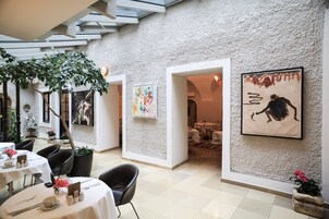 Pequeno-almoço tipo buffet diário (28 EUR por pessoa) 