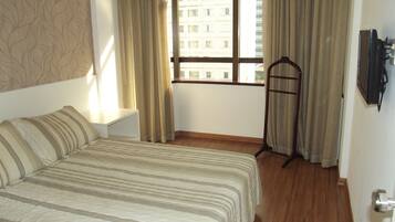 Quarto casal superior | Frigobar, cofres nos quartos, escrivaninha, Wi-Fi de cortesia