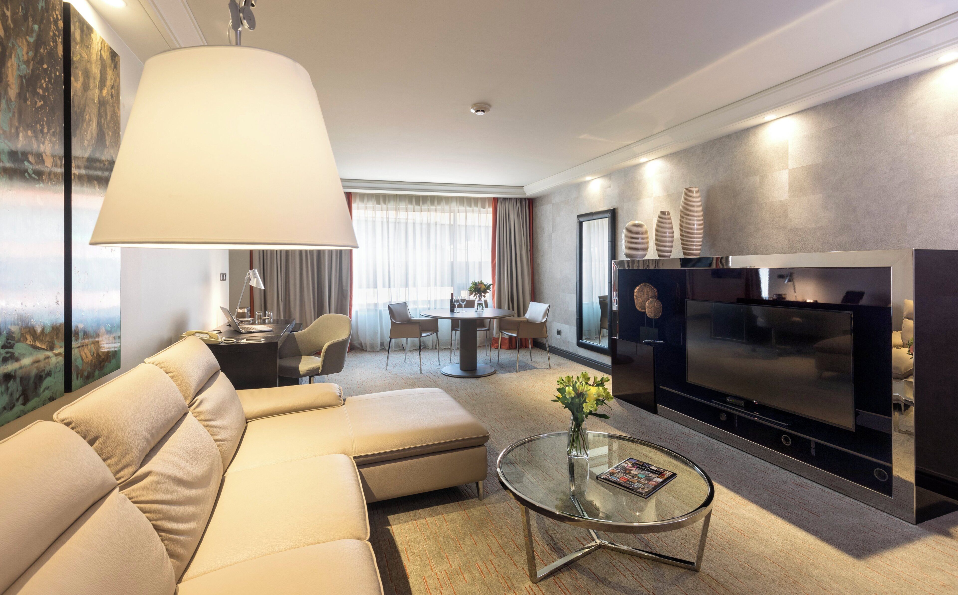 Suite, 1 quarto | Roupa hipoalergénica, minibar, cofre no quarto, secretária 