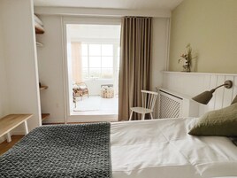 strandværelse med havudsigt | Roupas de cama antialérgicas, escrivaninha