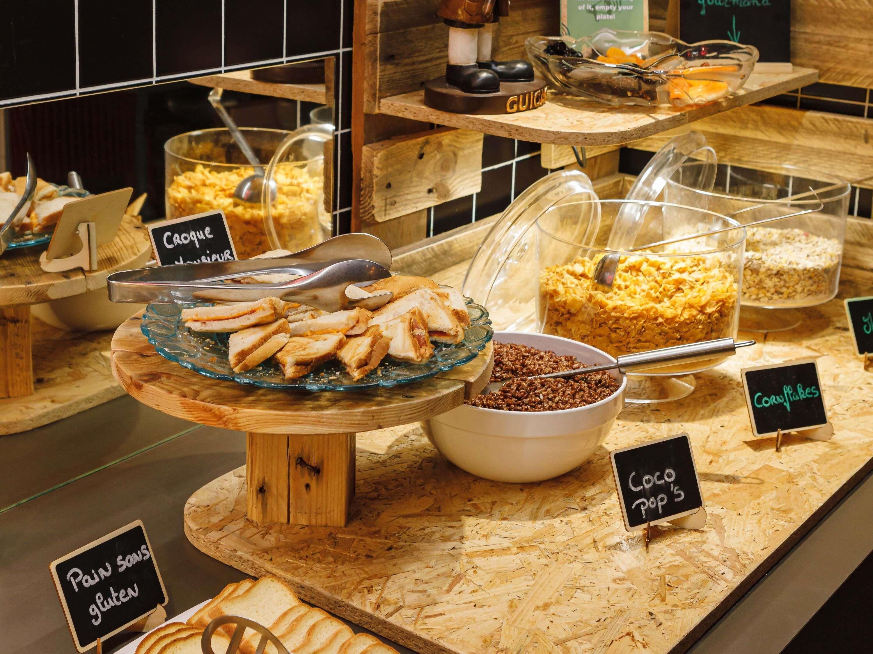 Café da manhã com buffet diário (EUR 12.90 por pessoa) 