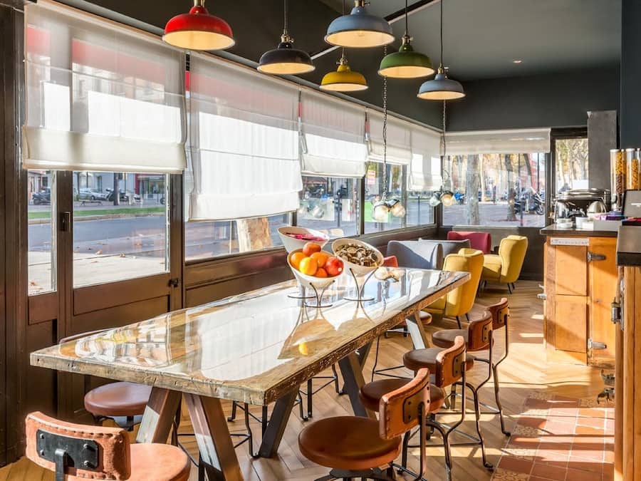 Pequeno-almoço tipo buffet diário mediante uma taxa