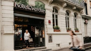 Entrada de um hotel com uma placa que diz 'hotel de verdun'.