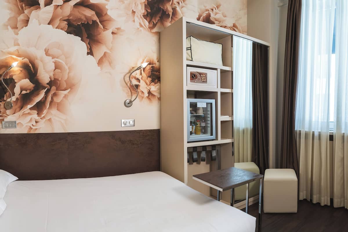 Quarto Tradicional | Minibar, cofre no quarto, secretária, cortinas/cortinados opacos