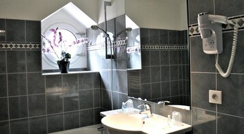 Banheira, produtos de toalete grátis, secador de cabelo