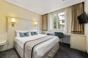 Roupa de alta qualidade, cofre no quarto, secretária 