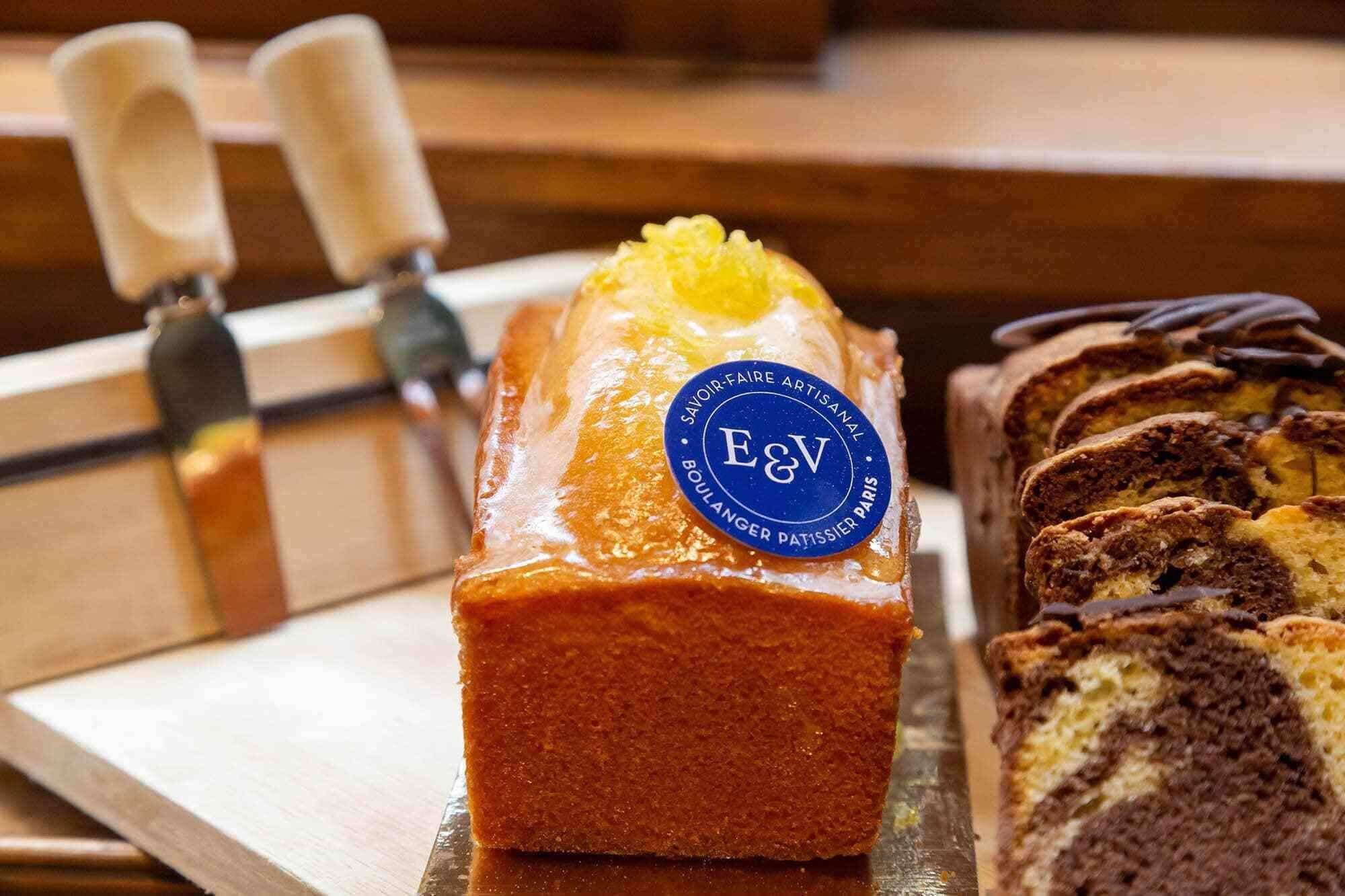 Uma barra de pão com etiqueta e uma faca de cabo de madeira.