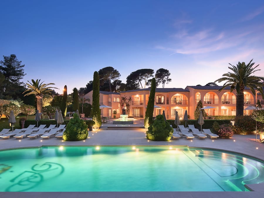 Piscina exterior, guarda-sóis, espreguiçadeiras