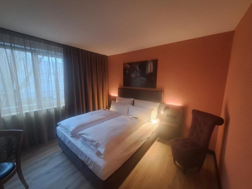 Roupas de cama antialérgicas, cofres nos quartos, escrivaninha