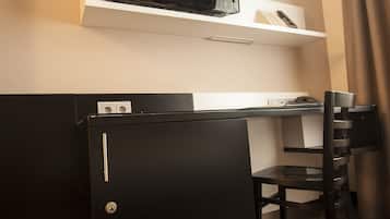 Quarto solteiro conforto, para não fumantes, vista para o pátio | Roupas de cama antialérgicas, cofres nos quartos, escrivaninha