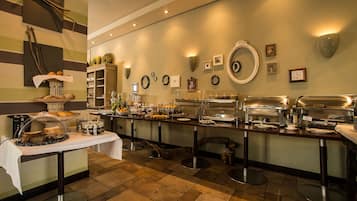 Café da manhã com buffet diário (EUR 18 por pessoa)