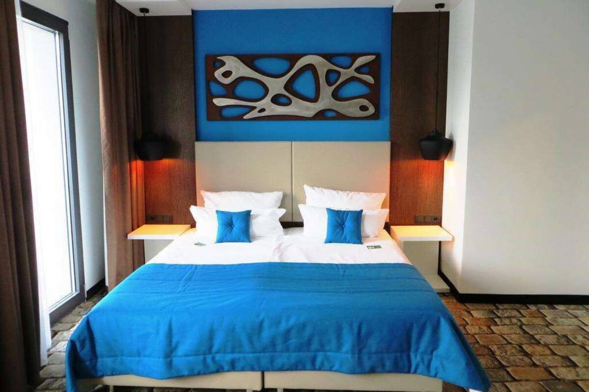 Roupa hipoalergénica, cofre no quarto, secretária