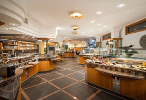 Pequeno-almoço tipo buffet diário (17 EUR por pessoa) 