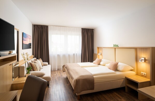 Quarto Duplo Standard | Roupa hipoalergénica, cofre com capacidade para portátil, secretária 