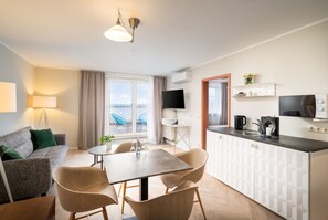 Suite | Roupa hipoalergénica, cofre com capacidade para portátil, secretária 