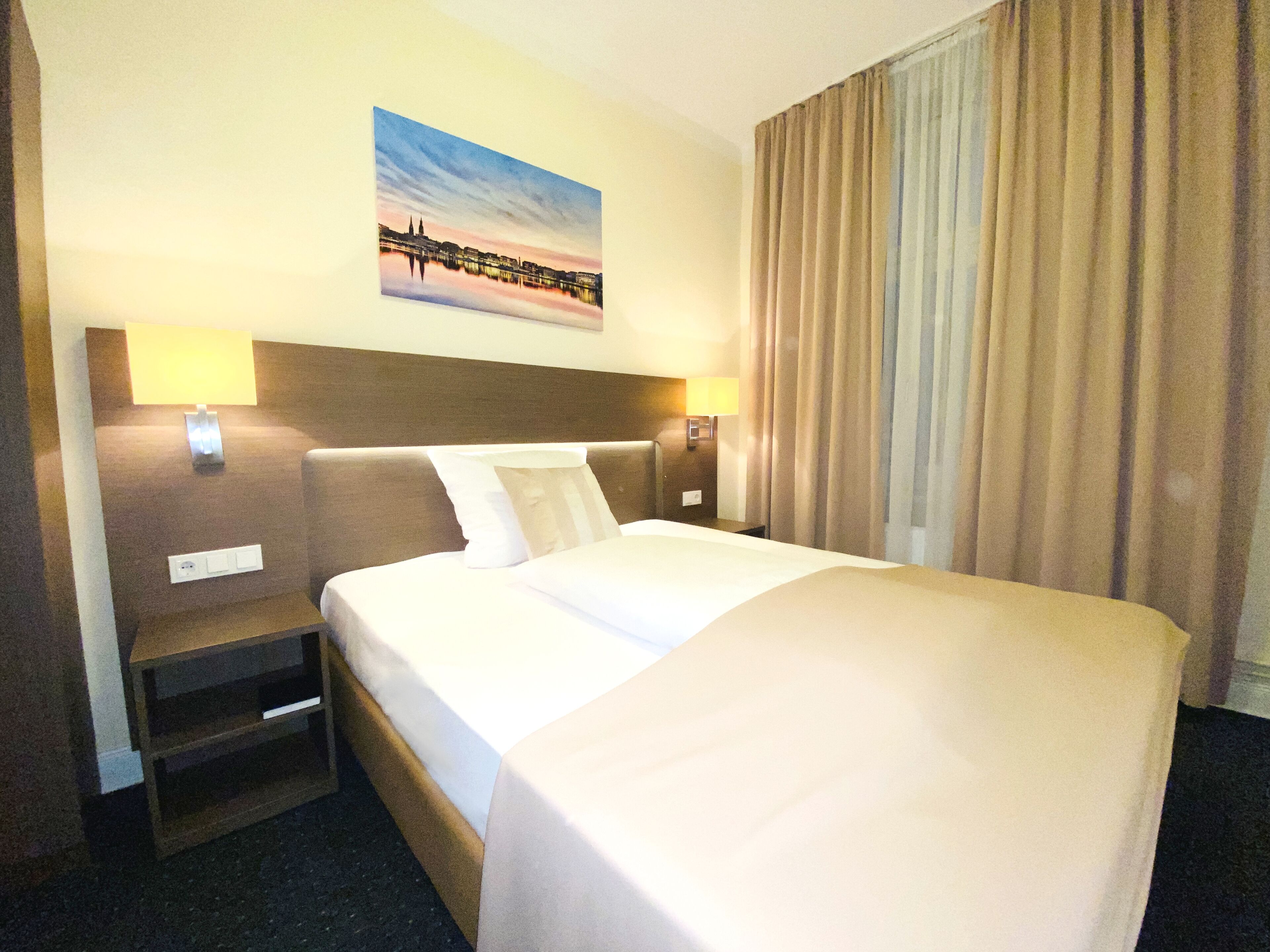 Quarto Individual | Cofre no quarto, secretária, Wi-fi grátis, roupa de cama fornecida 