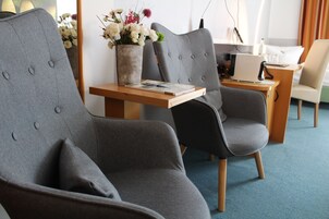 Quarto Triplo Superior | Sala de estar | Televisor LCD de 55 polegadas com canais via satélite, televisor 